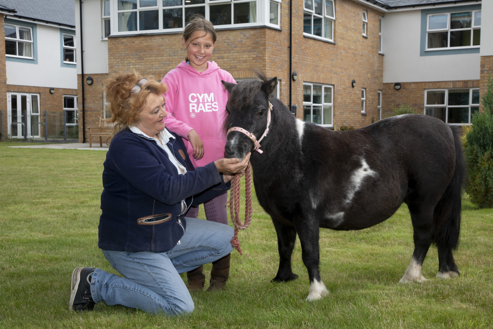Care home residents sing happy birthday to iconic folk singer Dafydd ...